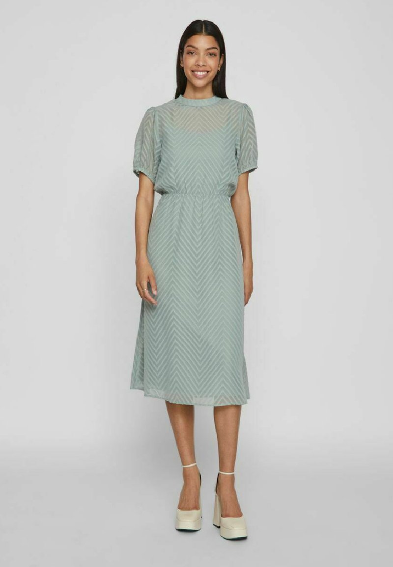 VILA KURZÄRMELIGES - Vestito estivo - green milieu/verde screziato ...