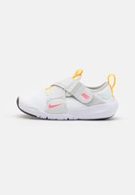 Nike Sportswear KOEMI (PS) - Baskets basses - white/coral chalk/photon ...