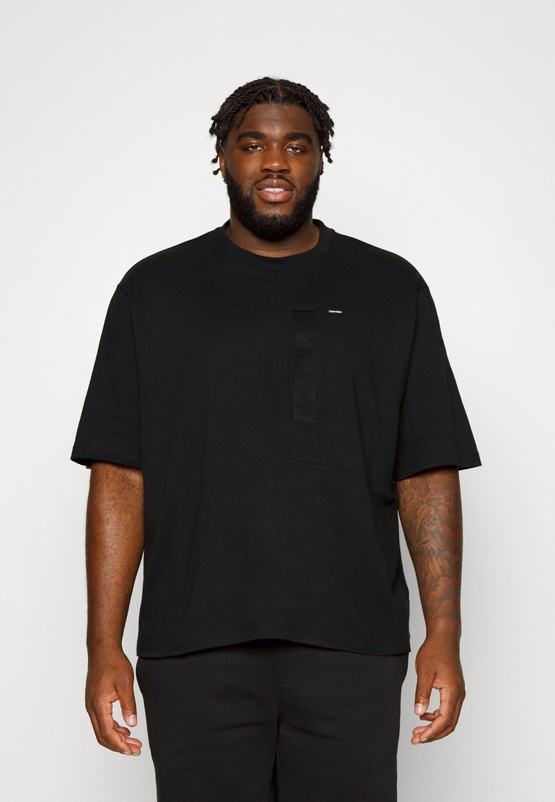 Calvin Klein CHEST POCKET - Basic T-shirt - black - Zalando