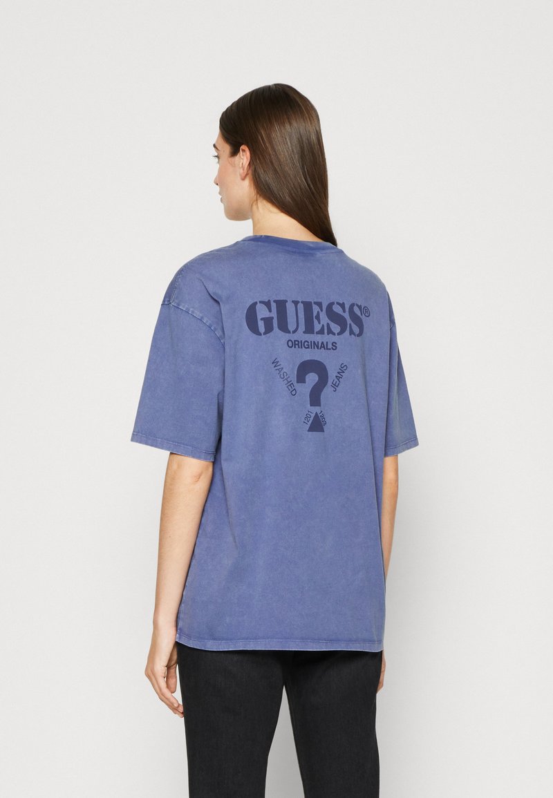 Guess Originals CAMP LOGO TEE - Print T-shirt - cobalt bloom multi/blue ...