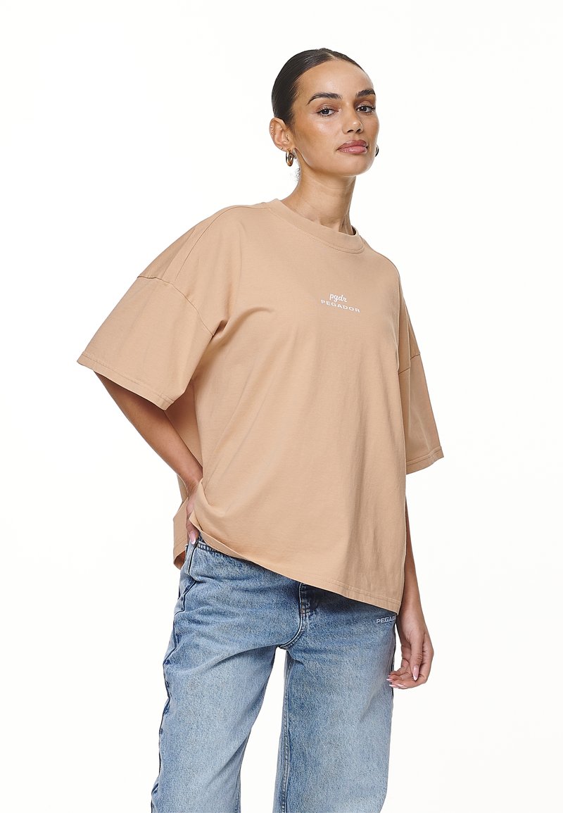 Pegador YUNTA HEAVY OVERSIZED TEE - T-shirts med print - washed safari ...