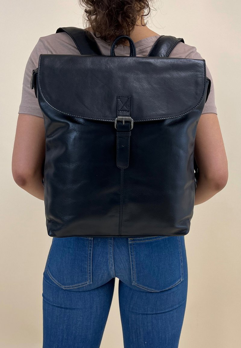 Gusti Leder KIERAN - Rucksack - black/metallic black - Zalando.ie