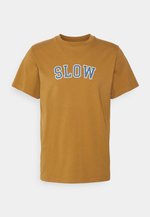 forét EASE - T-Shirt print - rubber/deep forrest/braun - Zalando.at