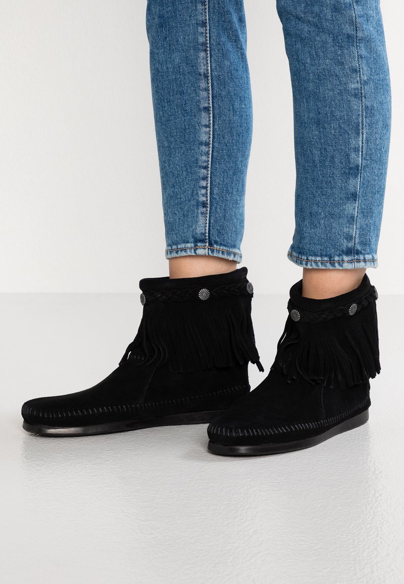 Minnetonka HI TOP BACK ZIP ANKLE BOOT - Støvletter - black/sort ...