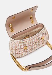 Guess GIULLY MINI FLAP - Handtas - ash rose/donkerroze - Zalando.be