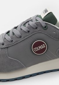Colmar Originals TRAVIS AUTHENTIC - Sneakers basse - gray/dark green ...