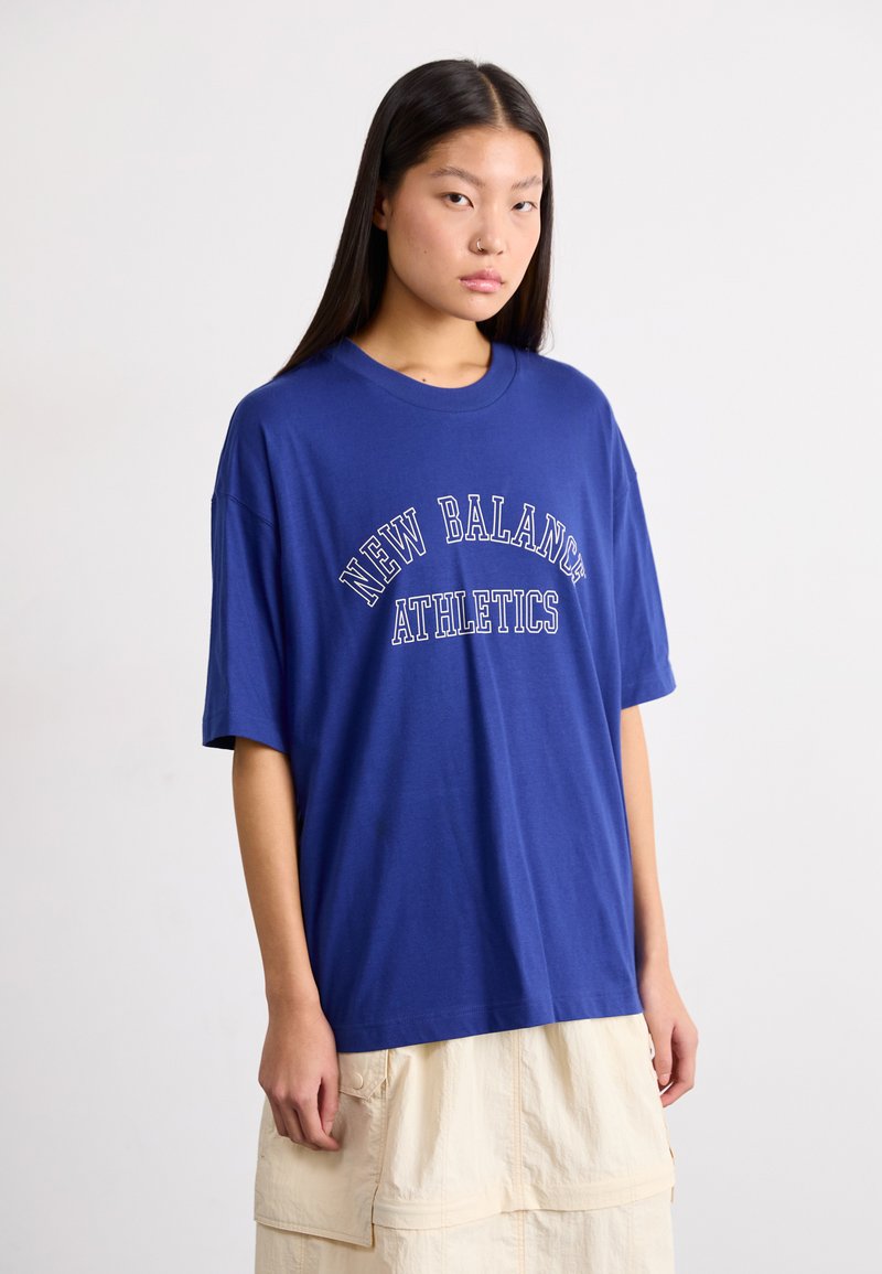 New Balance GRAPHIC OVERSIZED - T-shirt print - blue/donkerblauw ...