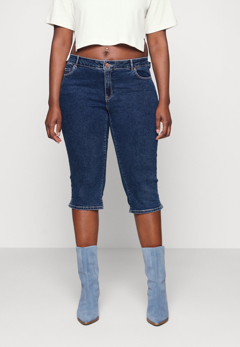 Vero Moda Curve VMRUNA SEVEN KNICKERS - Denimové šortky - medium blue ...