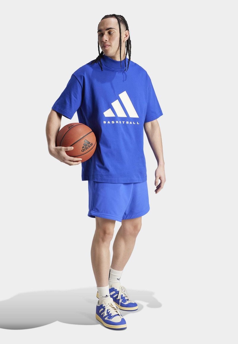 adidas Originals BASKETBALL CREW - Camiseta estampada - lucid blue/azul ...