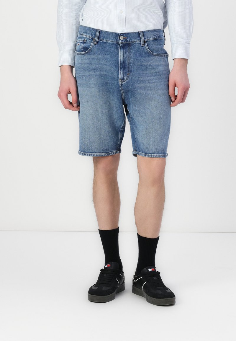 Tommy Jeans ISAAC - Denim shorts - denim medium/blue denim - Zalando