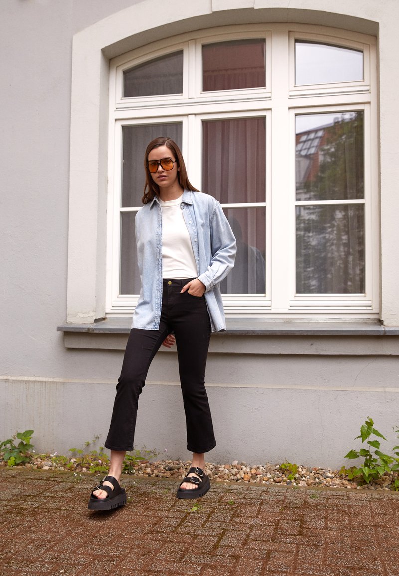 FRAME LE CROP MINI - Flared Jeans - film noir/schwarz - Zalando.ch