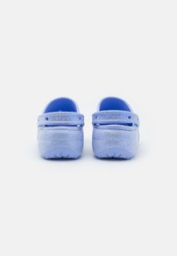 Crocs CLASSIC PLATFORM GLITTER - Mules à talons - moon jelly/bleu ...