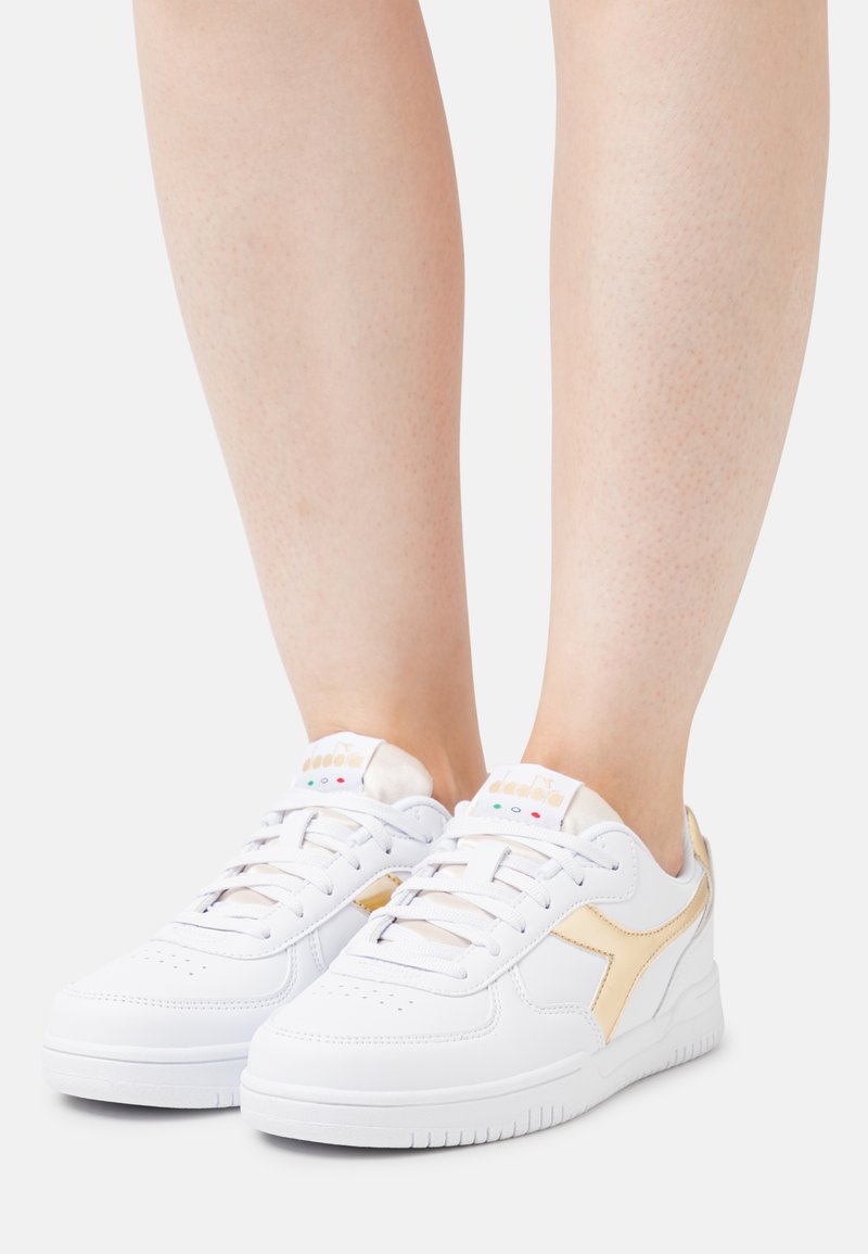Diadora RAPTOR LOW - Sneaker low - white/gold/weiß - Zalando.ch