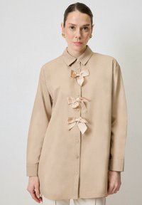 Touché Privé BOW - Blouse - beige/graniet - Zalando.nl