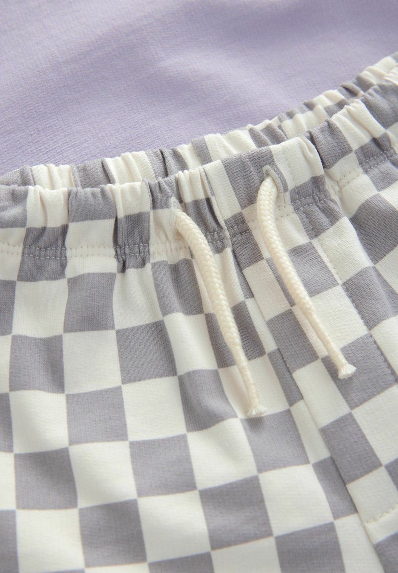 Next HOT WHEELS SHORT SLEEVE CREWNECK CHECKERBOARD SET - Træningsbukser ...