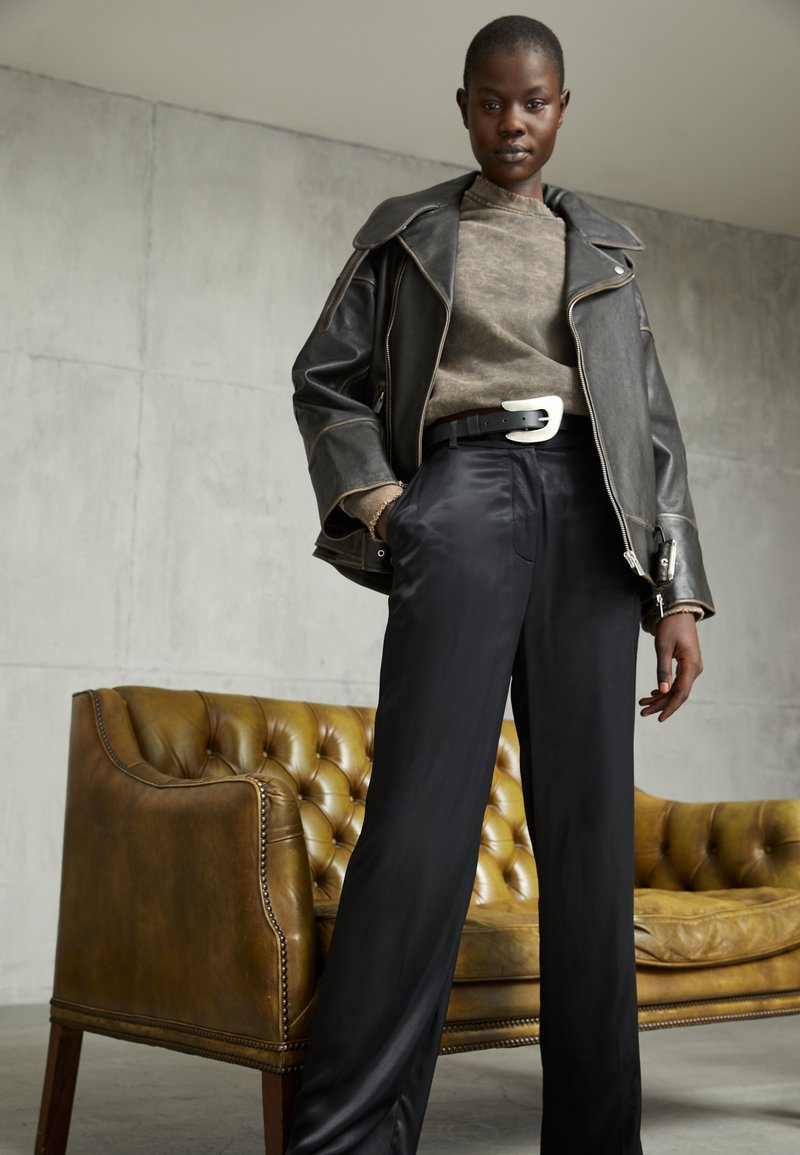 Han Kjøbenhavn HIGH RISE SUIT PANTS - Stoffhose - black/schwarz ...