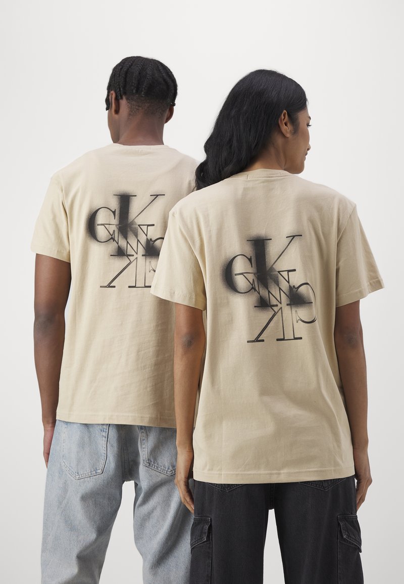 Calvin Klein Jeans MIRRORED LOGO TEE UNISEX - Camiseta estampada - warm ...