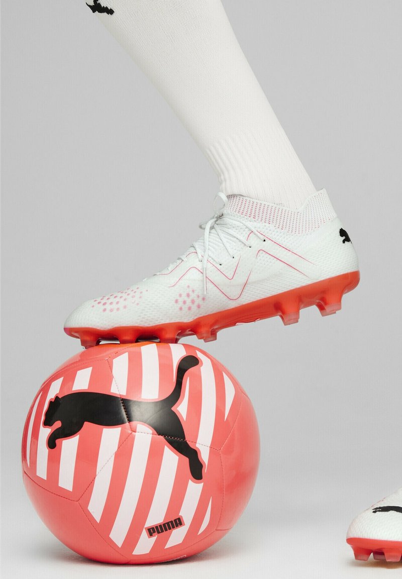 Puma FUTURE ULTIMATE - Fußballschuh Nocken - white black-fire orchid ...