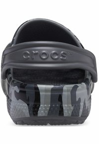 Crocs CLASSIC CAMO - Sandalias planas - black grey/multicolor - Zalando.es