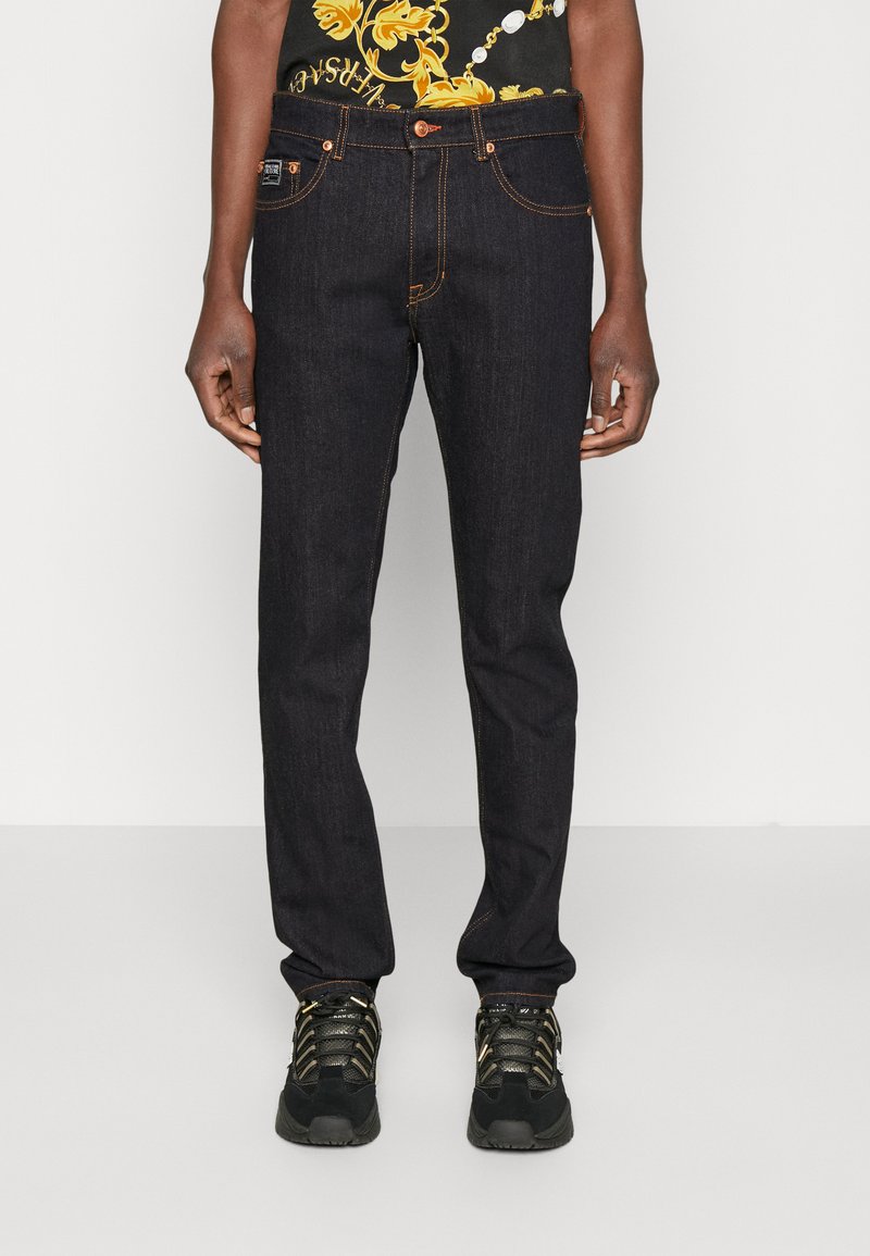 Versace Jeans Couture SLIM MILANO - Jeans Tapered Fit - indigo/blauw ...