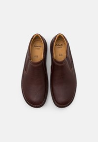 Clarks NATURE EASY - Slipper - mahogany/braun - Zalando.de