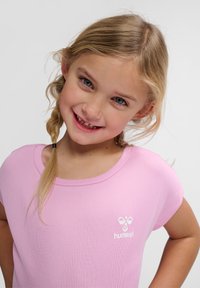 Hummel RILLO - Sport T-Shirt - pastel lavender/pink - Zalando