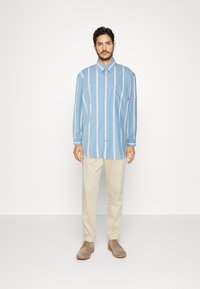 Tommy Hilfiger SAIL STRIPE - Chemise - vessel blue/optic white/bleu clair - ZALANDO.CH
