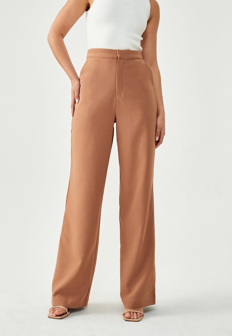 TUSSAH SHANIA - Trousers - tan/brown - Zalando