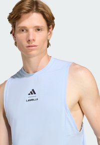 adidas Performance LES MILLS GRAPHIC - Top - glow blue/azul - Zalando.es