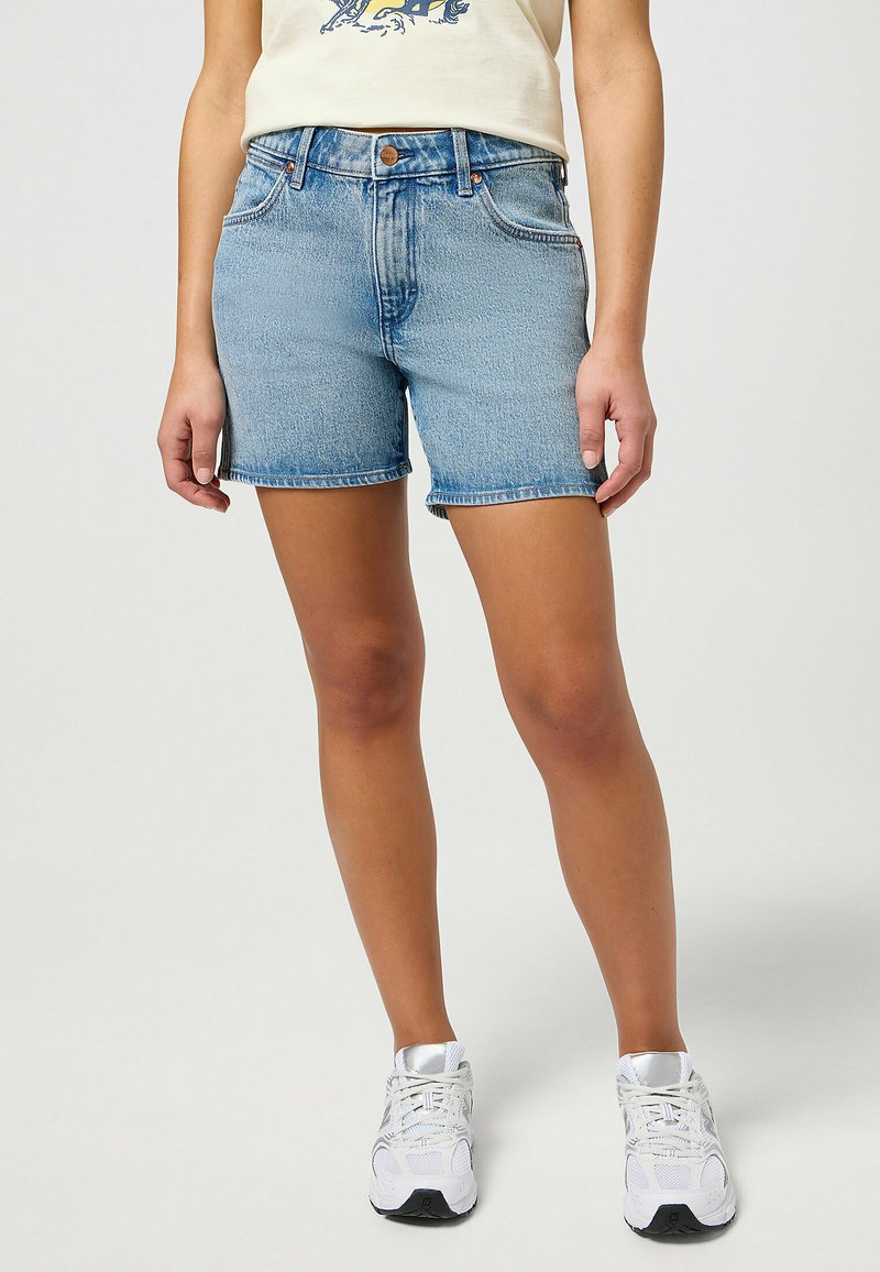 Wrangler BOYFRIEND - Jeans Shorts - paloma/blue denim - Zalando.de