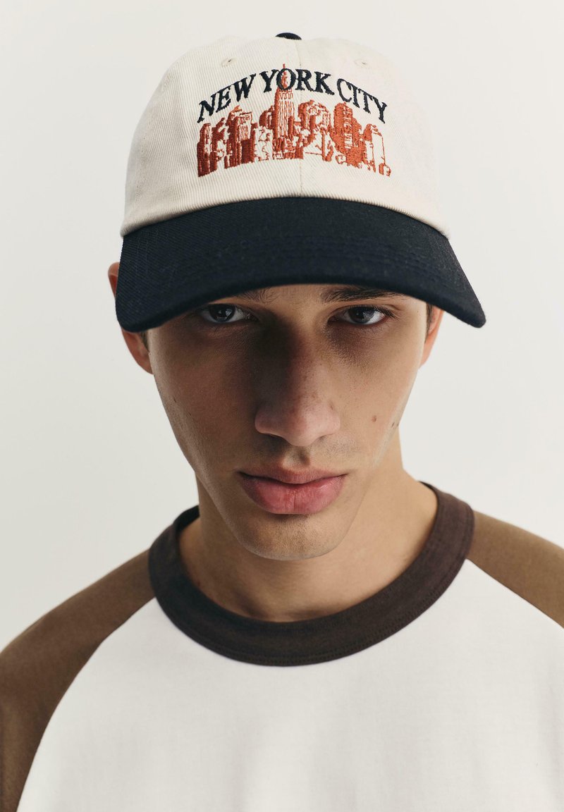 PULL&BEAR SKYLINE - Lippalakki - white/luonnonvalkoinen - Zalando.fi