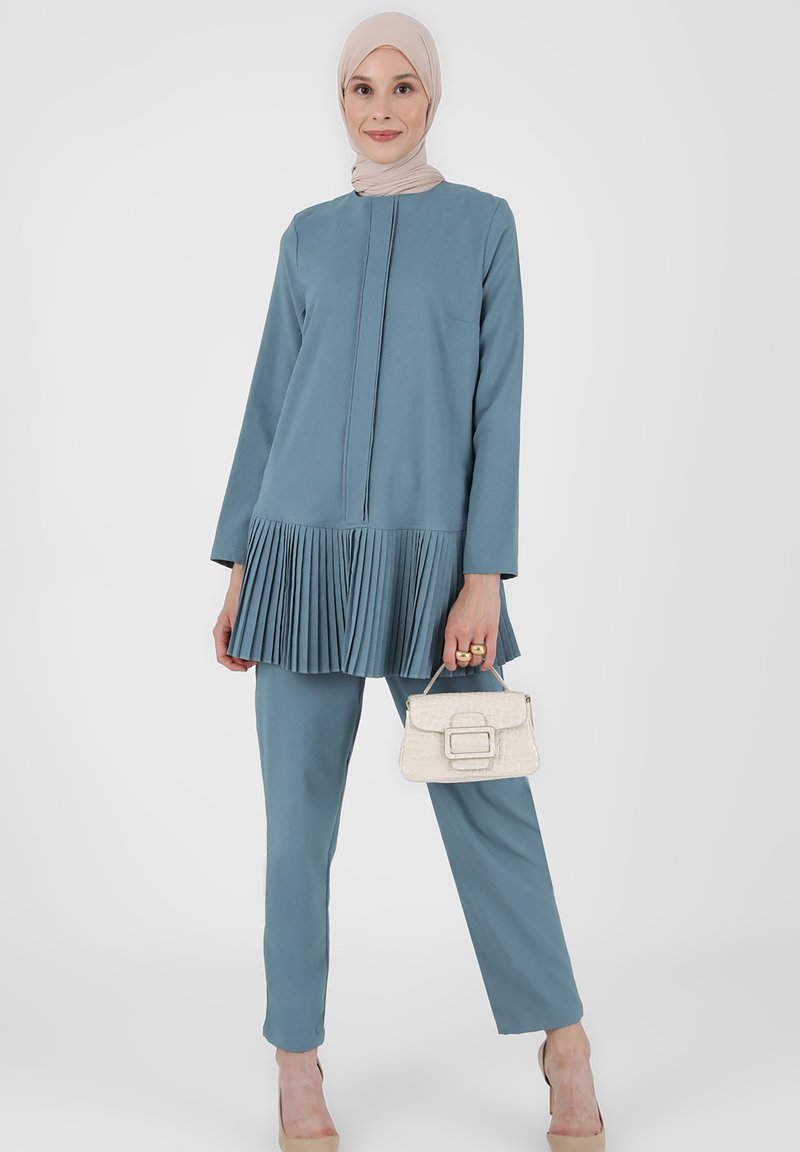 Modanisa CREW NECK - REFKA - Stoffhose - green/grün - Zalando.at