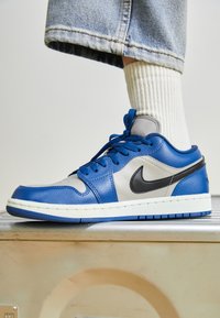 Jordan AIR JORDAN 1 LOW UNISEX - Sneakers basse - french blue/black ...