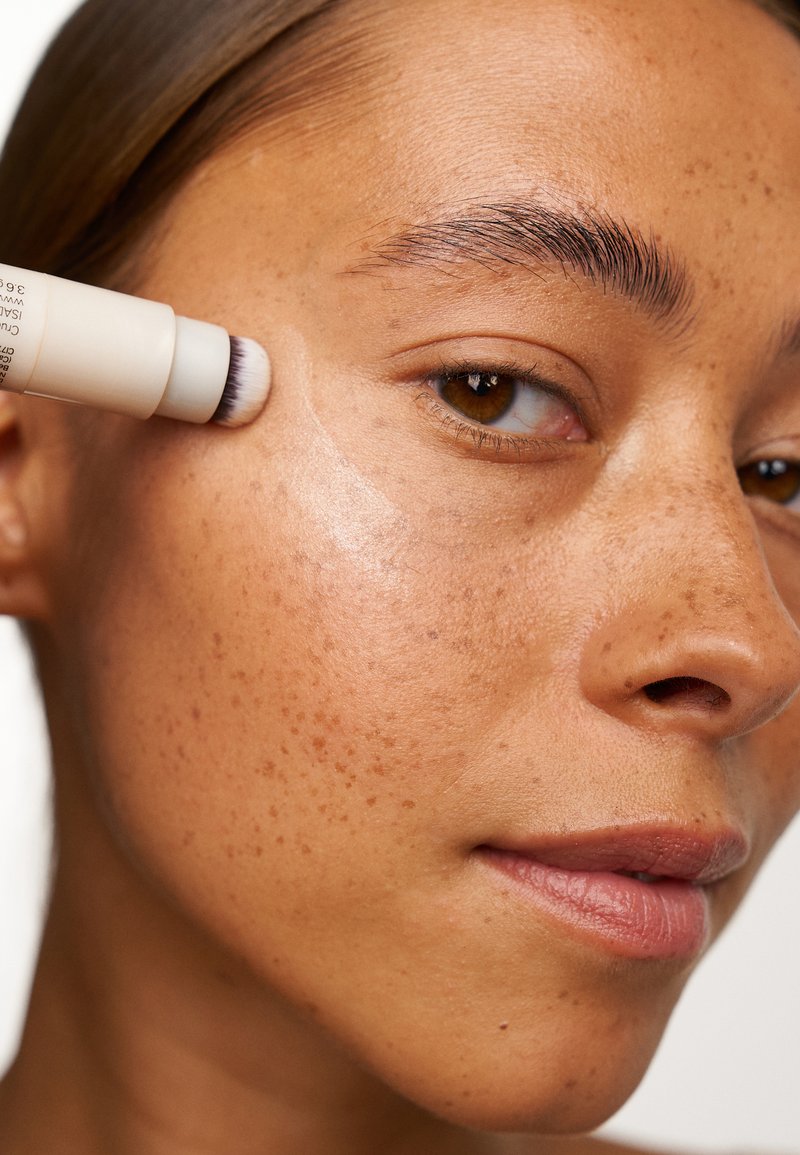 IsaDora HIGHLIGHTER STICK'N BRUSH - Highlighter - sparkling beige/beige ...