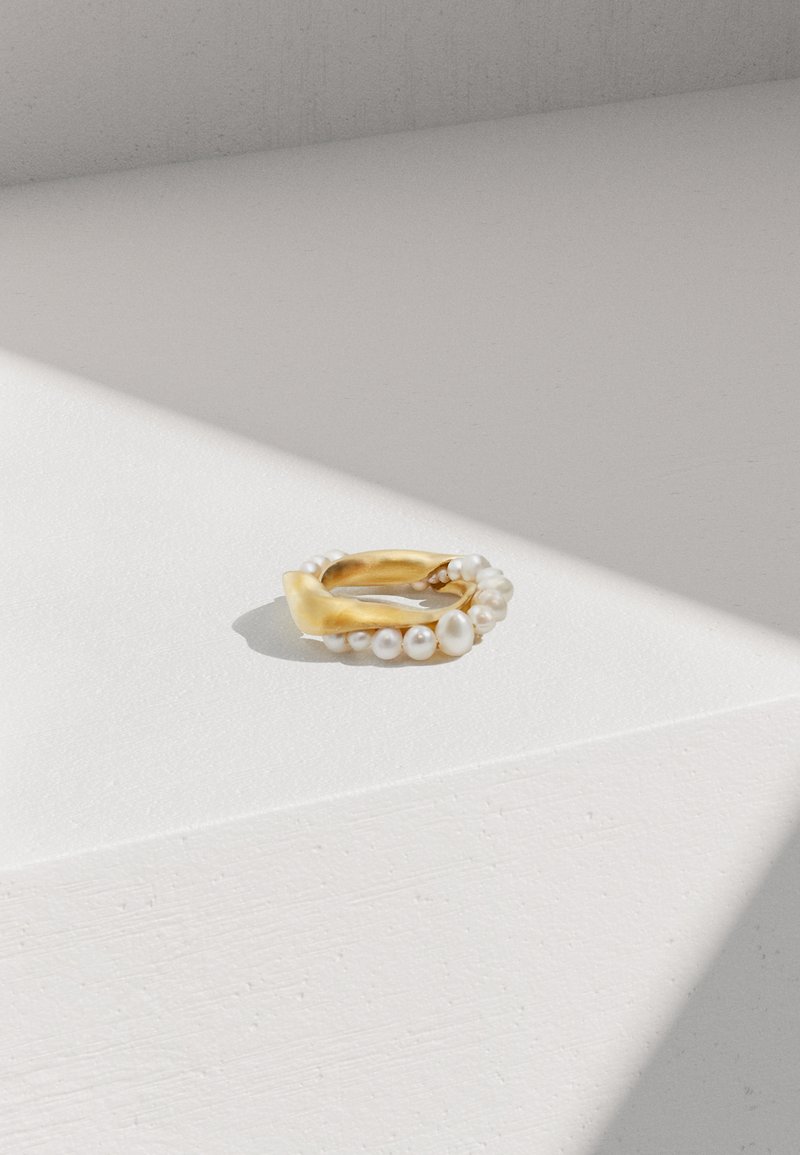 Completedworks TWISTED WITH PEARLS - Ring - goldcoloured/goldfarben - Zalando.de