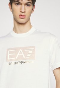 EA7 Emporio Armani T-Shirt print - white/weiß - Zalando.at