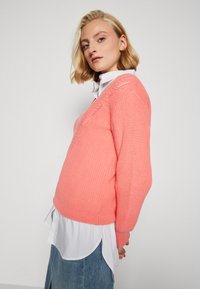 Morgan MANOU - Stickad tröja - corail type/korall - Zalando.se