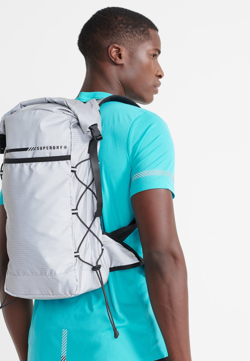Superdry Rucksack - silver reflective/light grey - Zalando.de