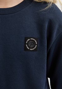 Petrol Industries CREW NECK COYOTE - Sudadera - navy blue/azul marino ...