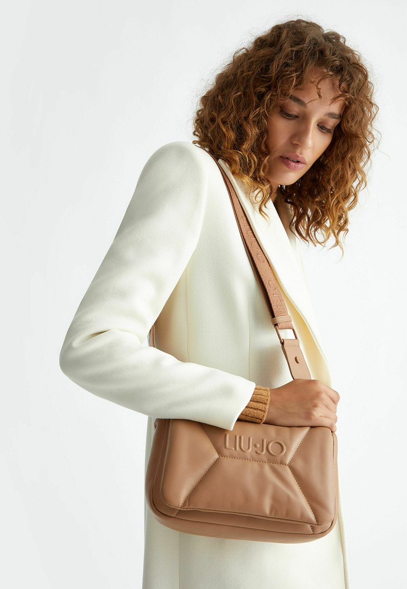 LIU JO ECO-FRIENDLY - Sac bandoulière - hazelnut/marron - ZALANDO.BE