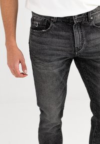 Butcher of Blue SACRAMENTO - Jeans Slim Fit - black med aged/black ...
