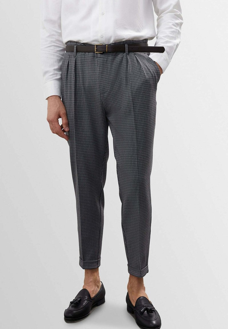 Antioch HIGH WAIST AND BELTED - Pantalones - black patterned/negro ...
