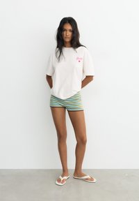 PULL&BEAR STWD FLOWER - T-SHIRT - T-shirt print - white/wit - Zalando.be