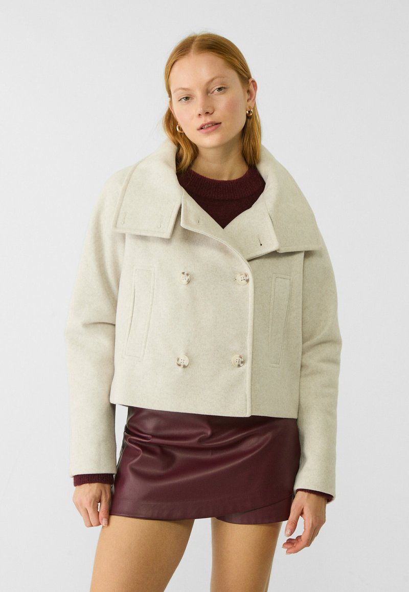 Stradivarius WITH A HIGH COLLAR AND LONG SLEEVES - Lichte jas - white ...