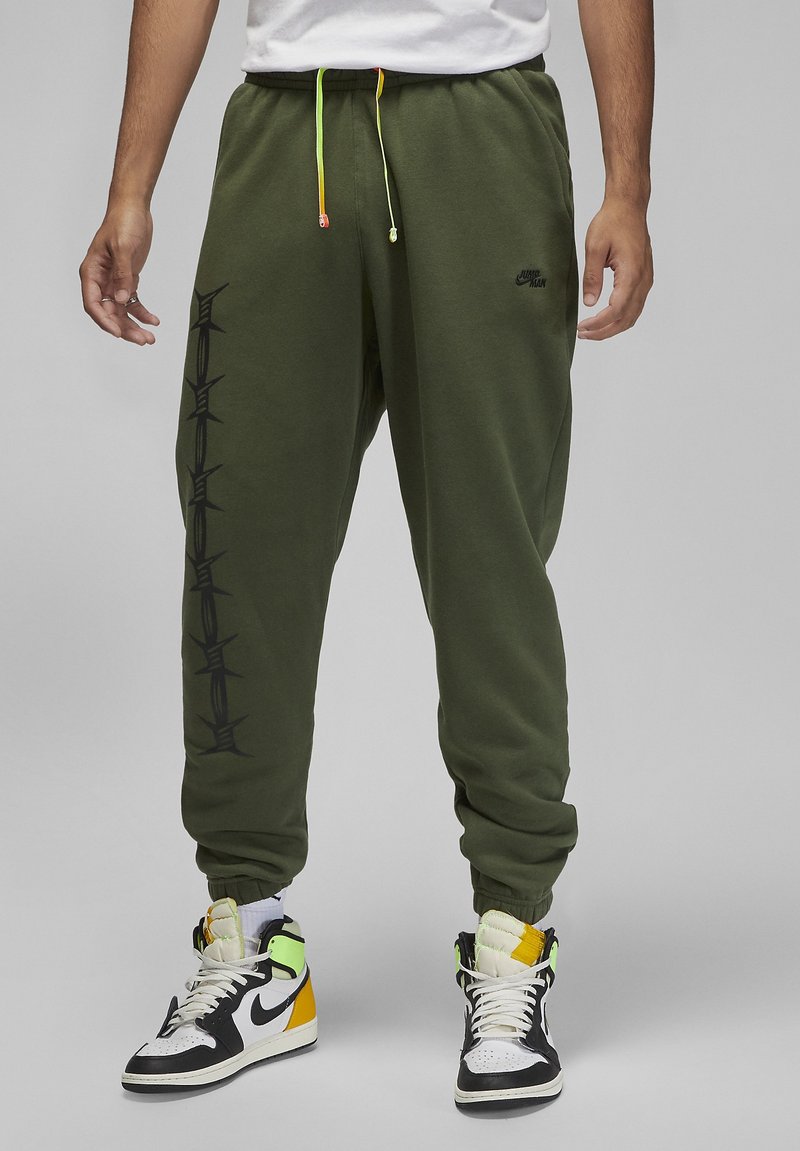Jordan FLIGHT - Jogginghose - cargo khaki black electric green/khaki ...
