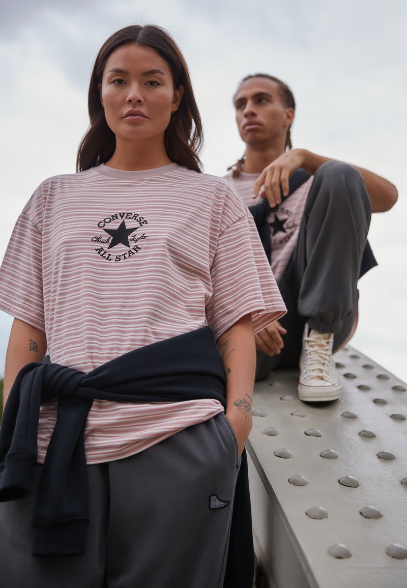 Converse STRIPED ALL STAR PATCH TEE UNISEX - T-shirt med print - stone ...