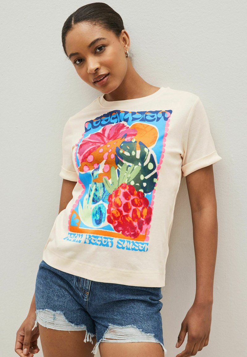 Next SHORT SLEEVE CREW NECK - Camiseta estampada - ecru cream palm ...