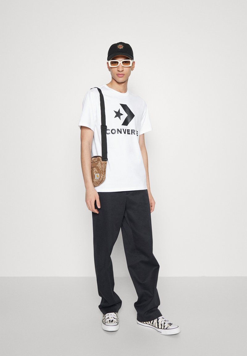 Converse GO TO STAR CHEVRON TEE UNISEX - Triko s potiskem - white/bílá ...