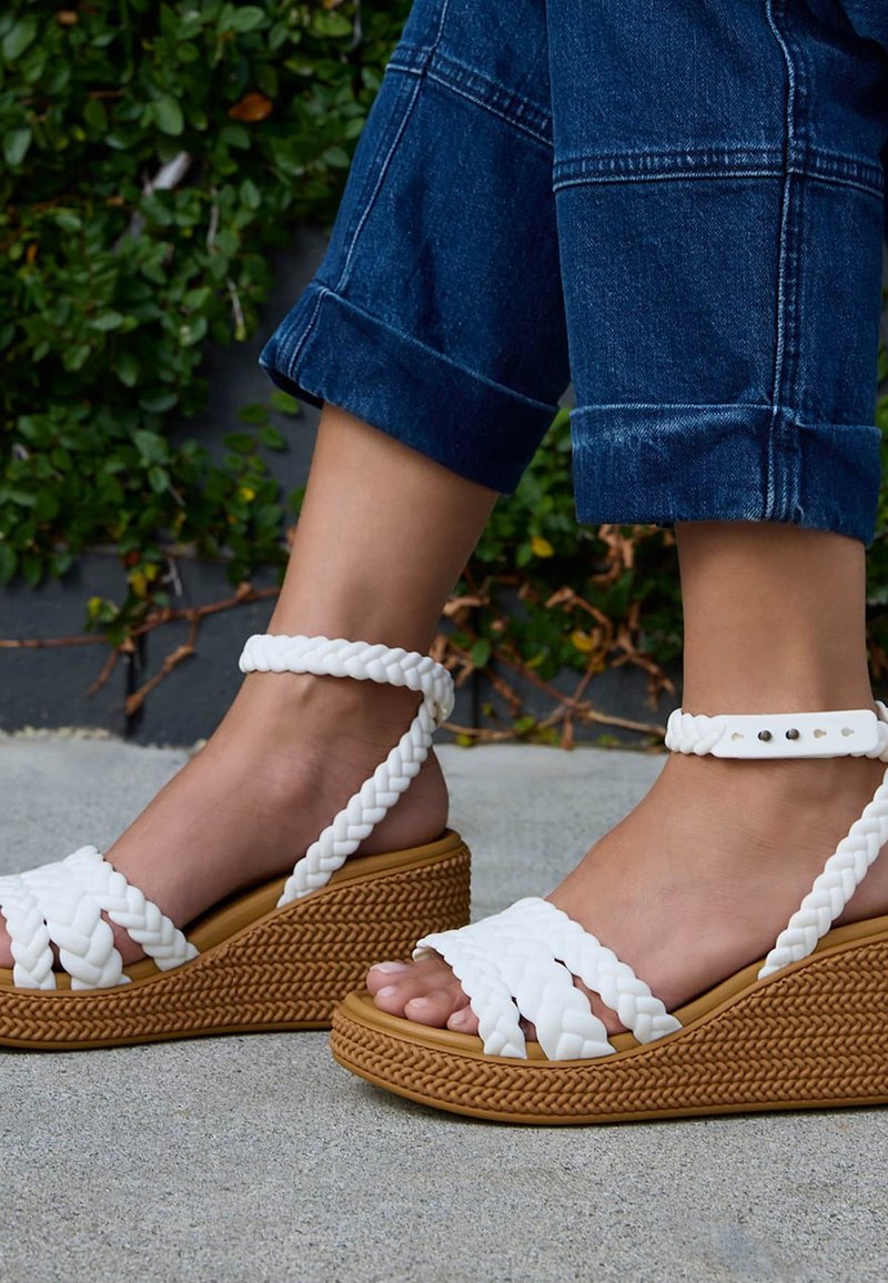 Crocs BROOKLYN WOVEN - Sandales compensées - chalk/blanc - ZALANDO