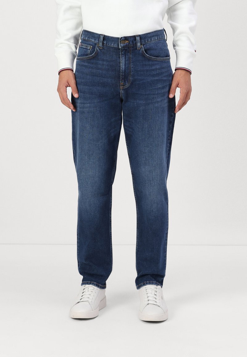 Tommy Hilfiger CORE HARLEM - Jeans Tapered Fit - royal blue/blue ...